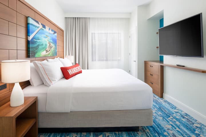 Stylish Pool View Suite Close To Tin City! - Naples, FL