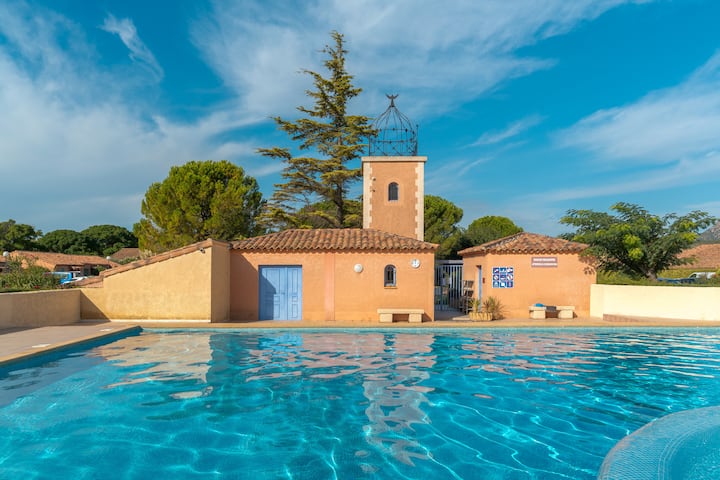 Charming 2 Bedroom House With Pool - Sénas