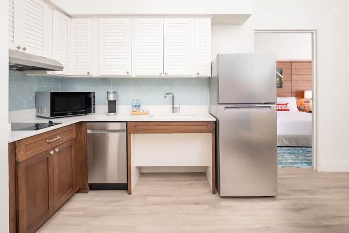 Naples Getaway Studio Suite Room W/ Free Breakfast - Naples, FL
