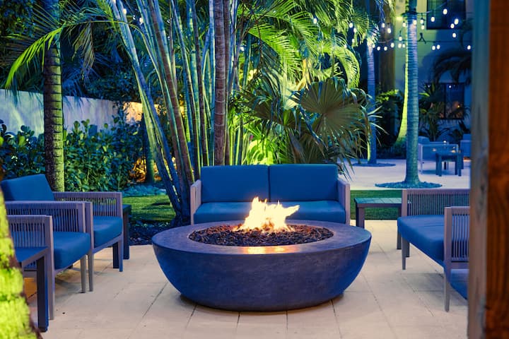 Naples Getaway Studio Suite Room W/ Free Breakfast - Naples, FL