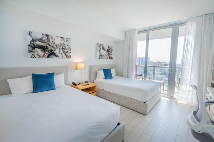 Incredible Studio Miami Beach Pool Beach Service - Hallandale Beach, FL