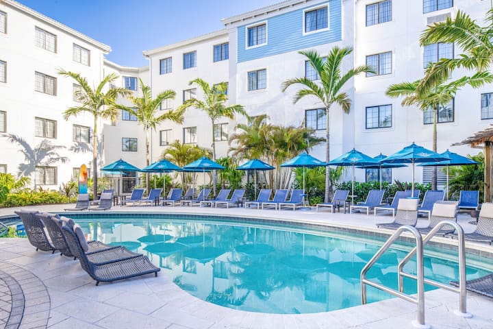 2 Elegant Suite Perfect With Free Breakfast - Naples, FL