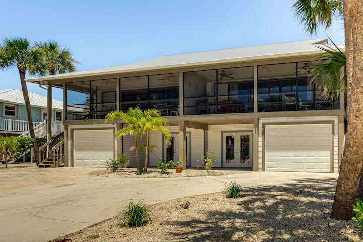 Walk To Sugar Sands: Retreat In Fort Myers Beach - Fort Myers Beach, FL