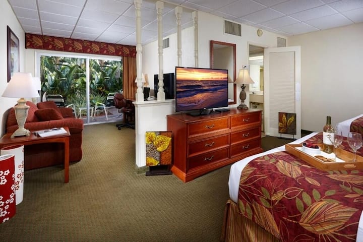 Beach-inspired Room Near Tin City – 2 Miles Away - Naples, FL