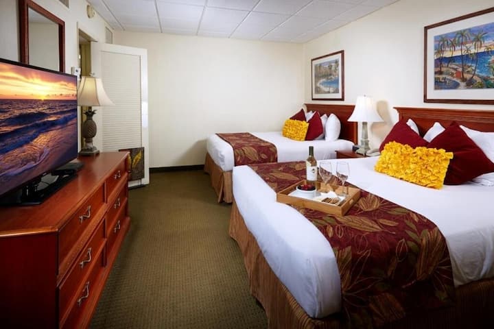 Great Room W/ Easy Beach Access + Modern Comforts - Naples, FL