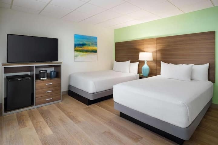 Stylish Room Near Lowdermilk Beach – 6 Min Walk - Naples, FL
