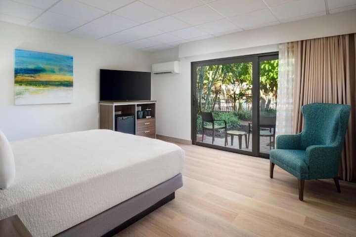Naples Great Room W/ Microwave + Coffee Maker - Naples, FL