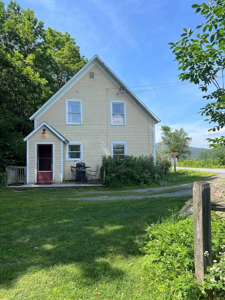 Yellow Cottage At Stickney Farms - Braintree, VT