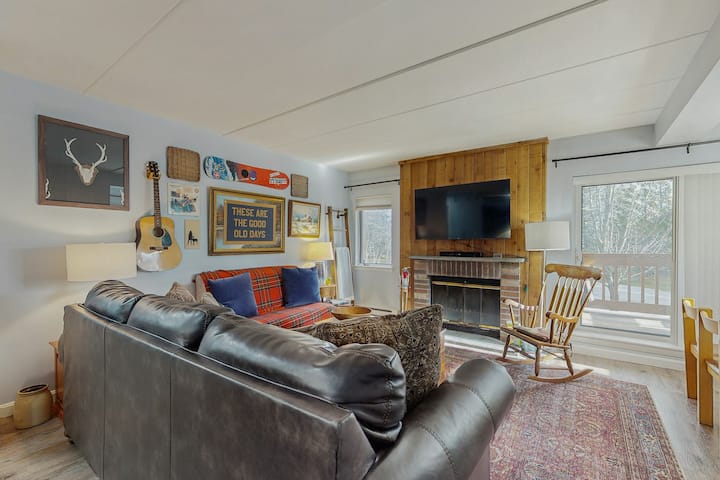 1br Modern Mountain Condo – Views, Fireplace, Wifi - Mount Snow, VT