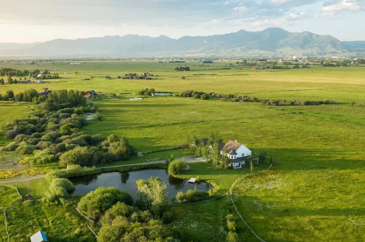 Bozeman Farmstead - Country Side Stay & Mtn Views - Bozeman, MT