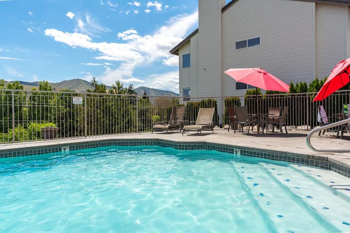 Modern Chelan Condo W/ Views, Pool & Fireplace - Chelan, WA