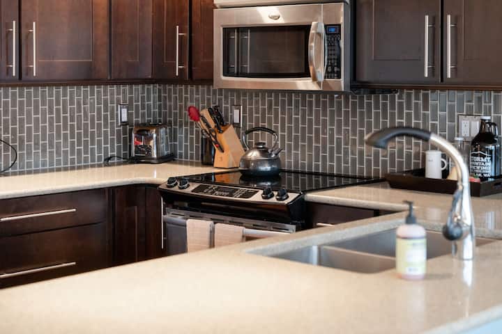 Modern Chelan Condo W/ Views, Pool & Fireplace - Chelan, WA