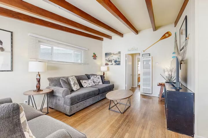 Beach House Steps From The Sand In Prime Location - Newport