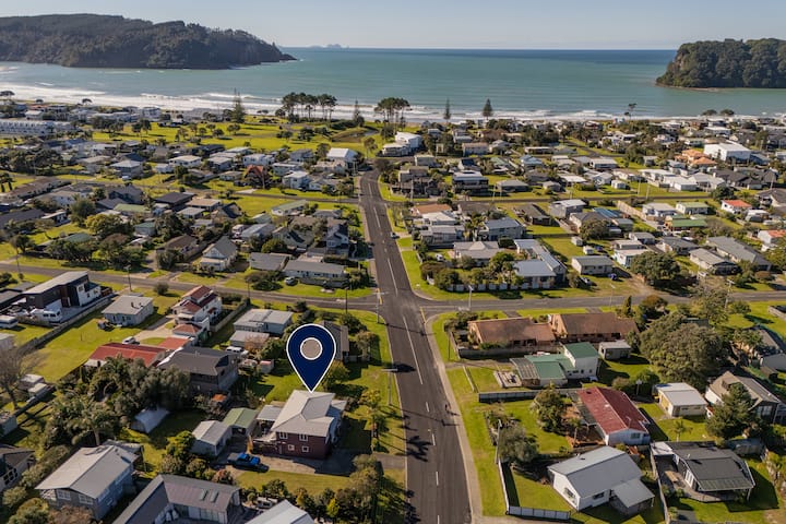 Williamson Getaway – Spacious Family Beach Bach - Whangamatā