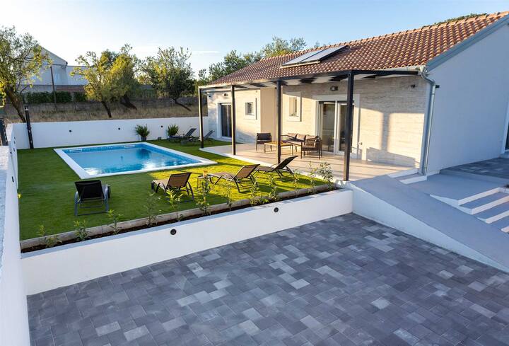 Maison De Vacances Tranquille Nena Avec Piscine - Betina