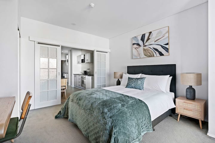 Large One Bedroom With Sofa Bed | Walk Everywhere! - Perth