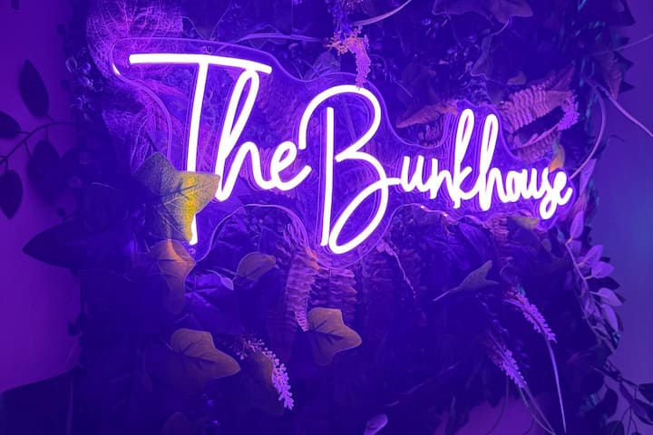 The Bunk House, Because Average Is Boring - 南希爾茲
