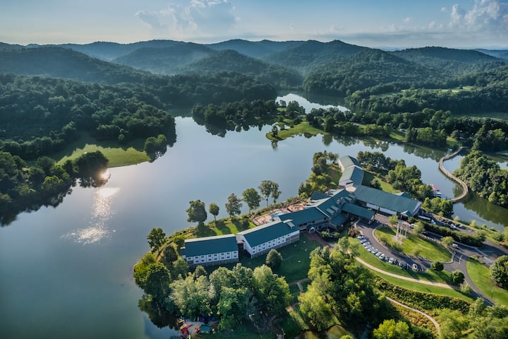 Lake Cottage | Fireplace + Deck | No Hidden Fees - Burnsville, WV