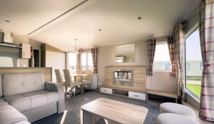 3 Bed-sleeps 8-free Parking-10 Min To Beach - Skegness
