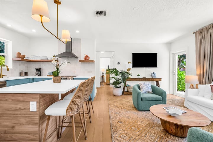 The Coral Cabana | A Modern Palm Beach Escape! - Palm Beach Zoo, West Palm Beach