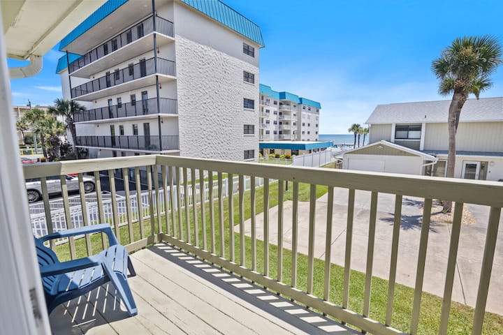 Peaceful Pet-friendly Stay On No-drive Beach - New Smyrna Beach, FL