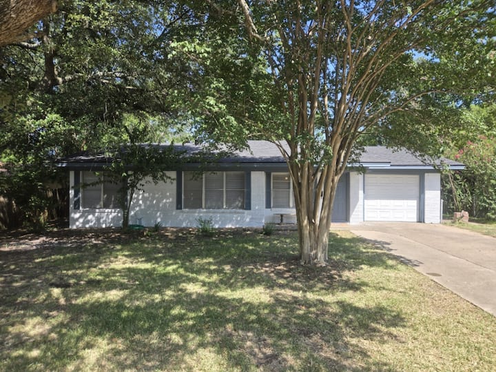 Stay & Play Near Texas A&m – Game Room - College Station, TX