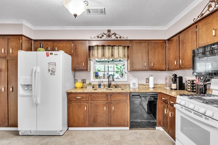 Spacious 3br | Azalea Retreat | Columbus Comfort - Columbus, MS