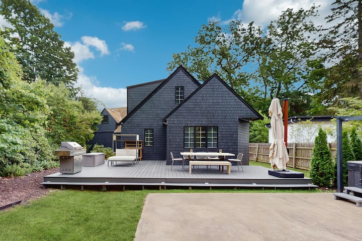 4br Riverside Home W/ Hot Tub, Kayaks, & Docks - Douglas, MI