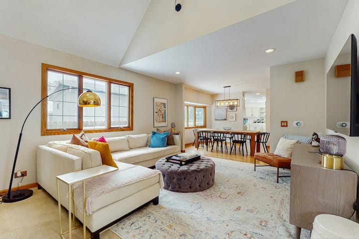 4br Riverside Home W/ Hot Tub, Kayaks, & Docks - Saugatuck, MI