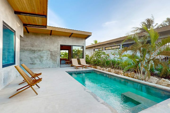 4br Villa With Pool, Water Views & Office Space - Belice