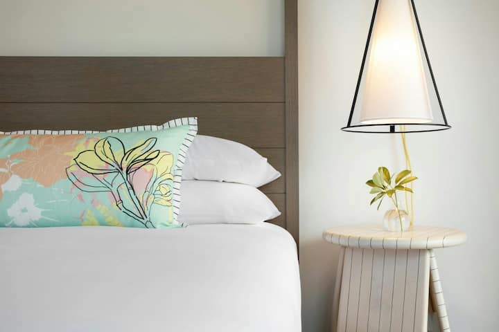 Queen Room With Accessible Tub - Key West, FL