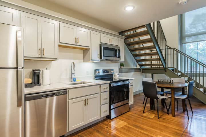 Vibrant Loft Apt W/ Free Parking | Near Hospitals - Louisville, KY