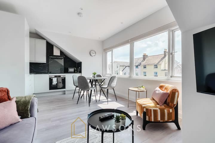 Modern Seaside Flat With Free Parking - Southsea