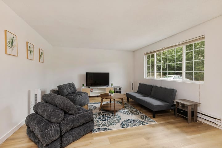 Relaxing Lynnwood Getaway | Two Bed W/ Parking - Mukilteo, WA