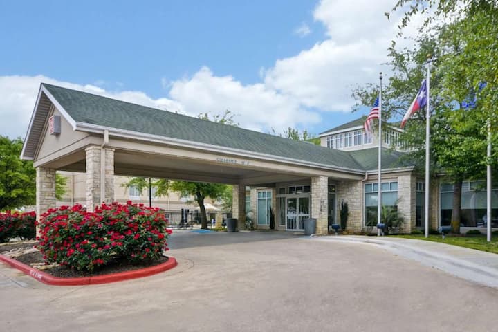 Close To Austin | On Site Dining + Pool - Round Rock, TX