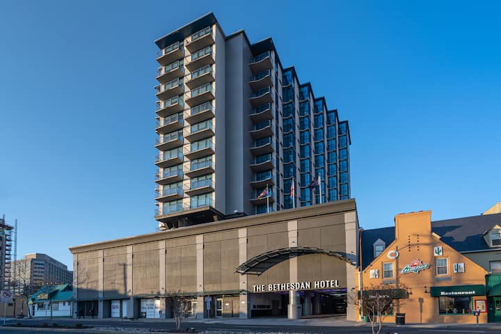 Walk To Metro | Rooftop Pool + Dining & Gym - Maryland