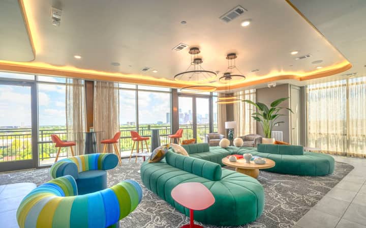 Stylish New Studio Dt | Pool, Gym & Rooftop Lounge - Gulfton - Houston