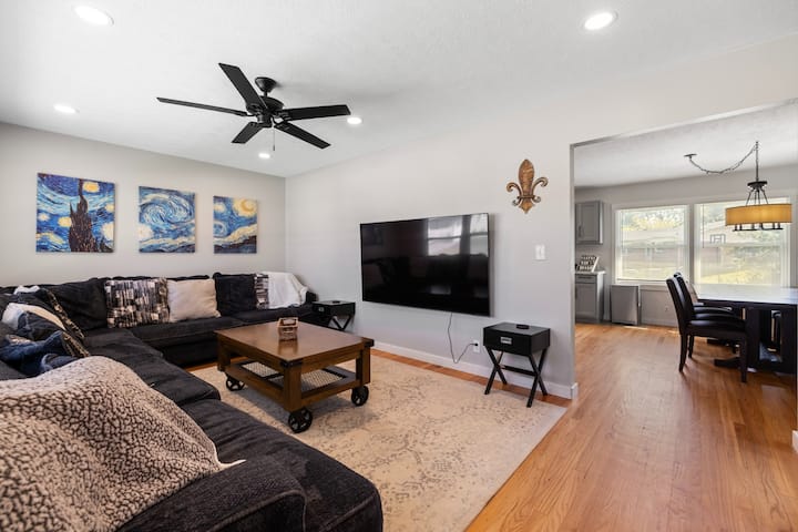 Newly Renovated 5br • 2 Living Rooms • Sleeps 10 - Sapporo