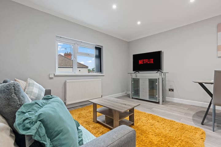 Modern 5br House | Near Cbs Arena | Secure Parking - Staffordshire