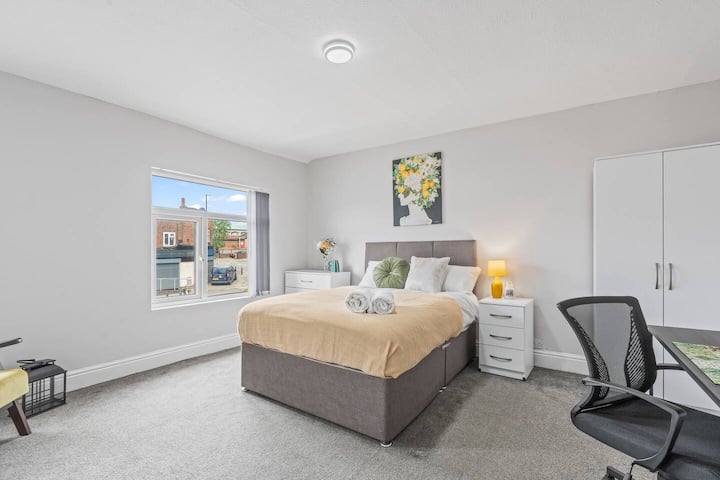 Contractor 5br House | Private Parking Lot | - Staffordshire