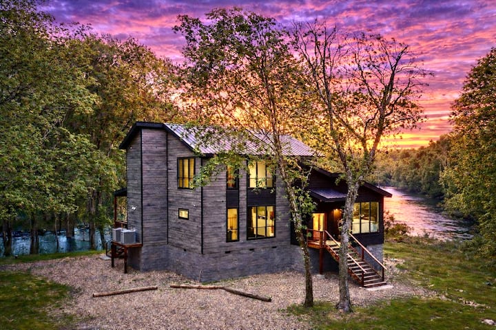 Riverside Retreat Broken Bow Riverfront, Sleeps 14 - Oklahoma