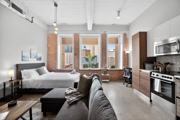 Stunning Downtown Apt | Pool, Laundry, Parking - Fair Park - South Dallas