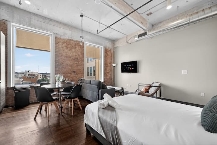 Stunning Downtown Apt | Pool, Laundry, Parking - Dallas, TX