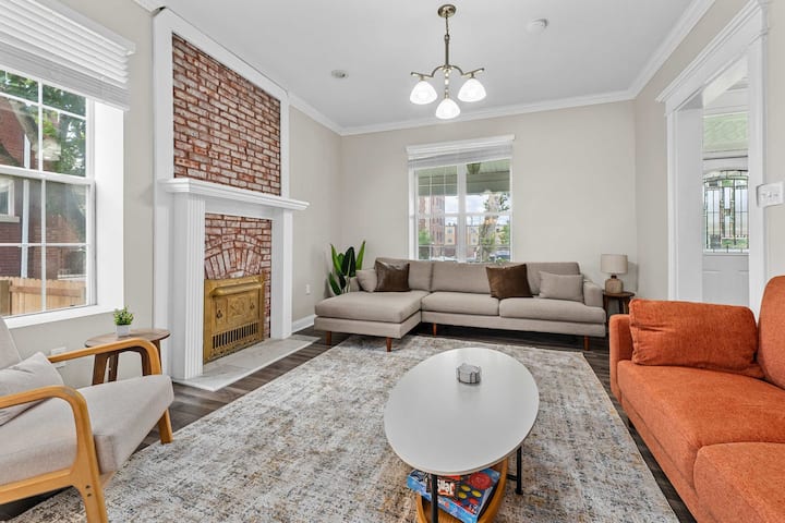 Chic City Living With Modern Touches / Abodebucks - Saint-Louis, MO