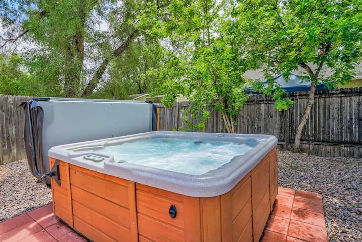 Heart Of Downtown, King Bed, Hot Tub, Has It All! - Colorado Springs, CO