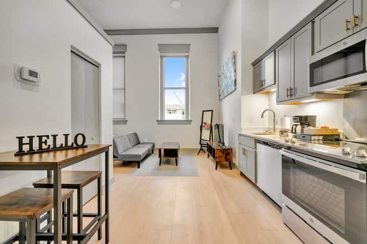 Modern Studio W/ Free Parking | Near Hospitals - Louisville, KY
