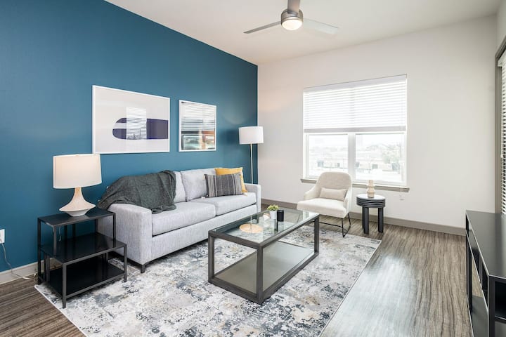 Landing | Chic 1bd, Pool, Gym - Summerville