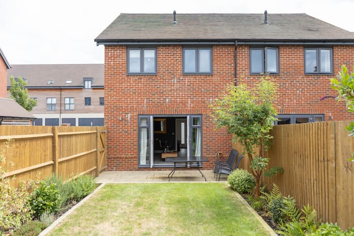 Bensons Hill | Professional Stay | Near Gatwick | - Crawley
