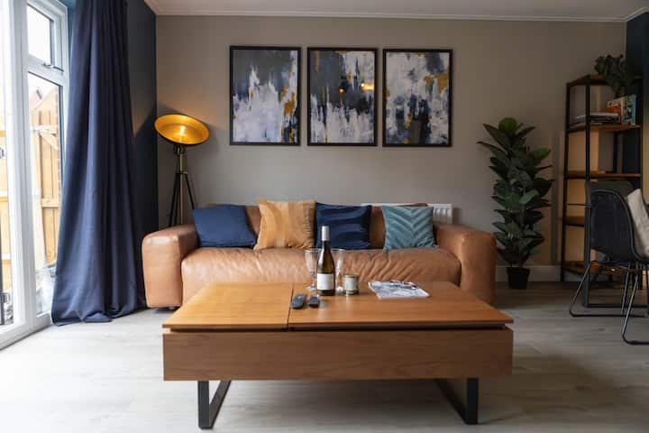 Stylish 2-bed Home With Garden - Horsham, UK