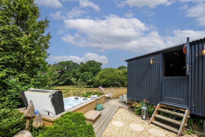 Bolthole For Two In Sway With Hot Tub! Bramble Hut - Lymington